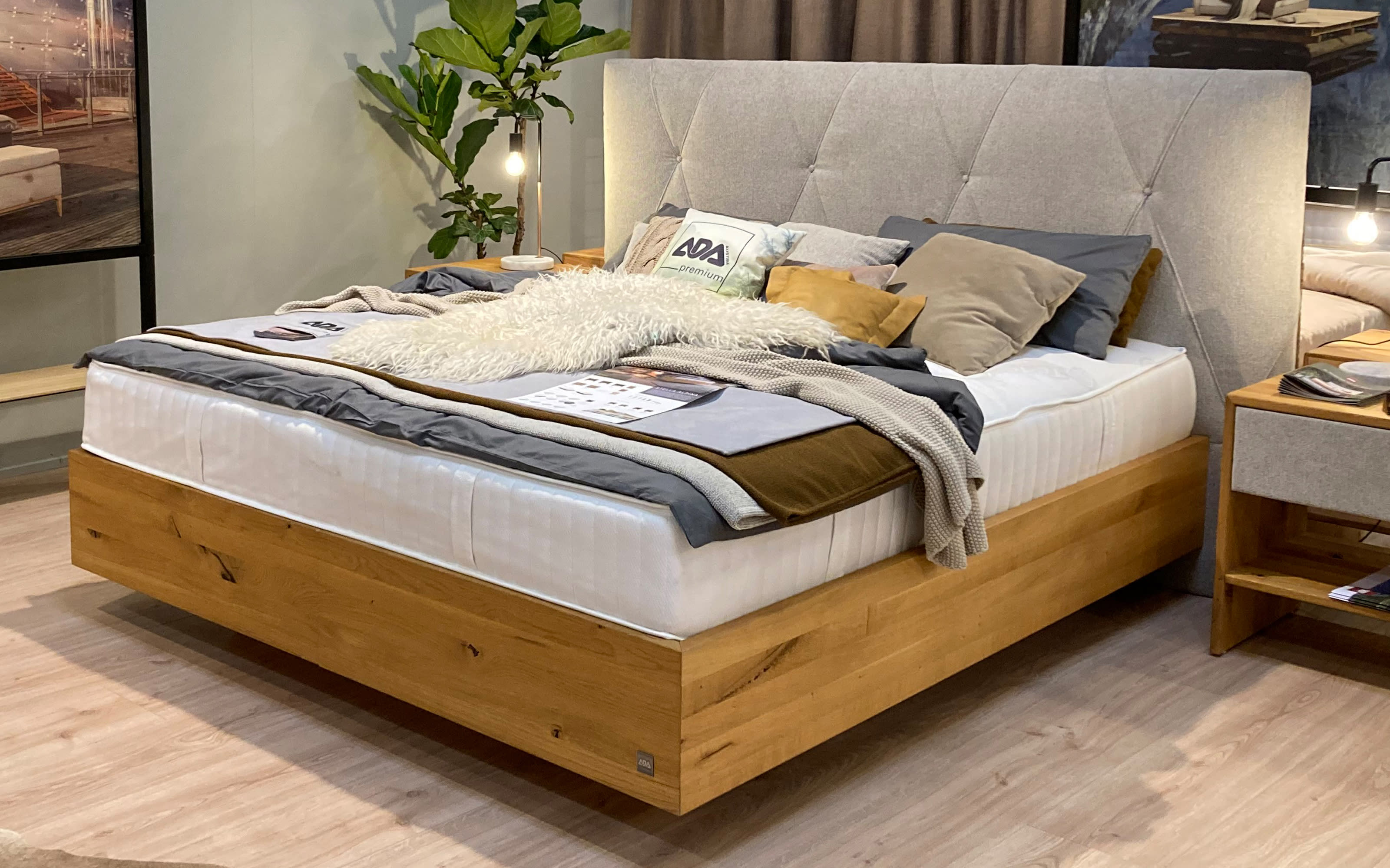 Boxspringbett Stella Alpina aus Massivholz, Kopfteil in beige ...